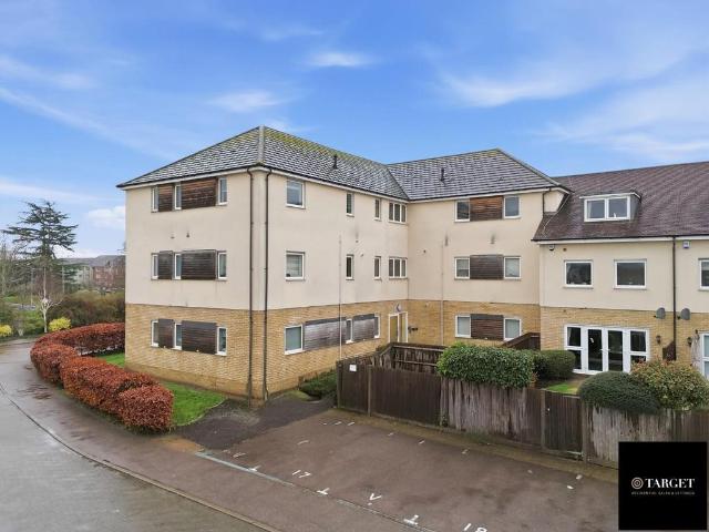 The Cedars, Broxbourne EN10 2 bed flat to rent £1,650 pcm £381 pw