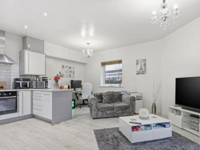 The Cedars, Broxbourne EN10 2 bed flat to rent £1,700 pcm £392 pw