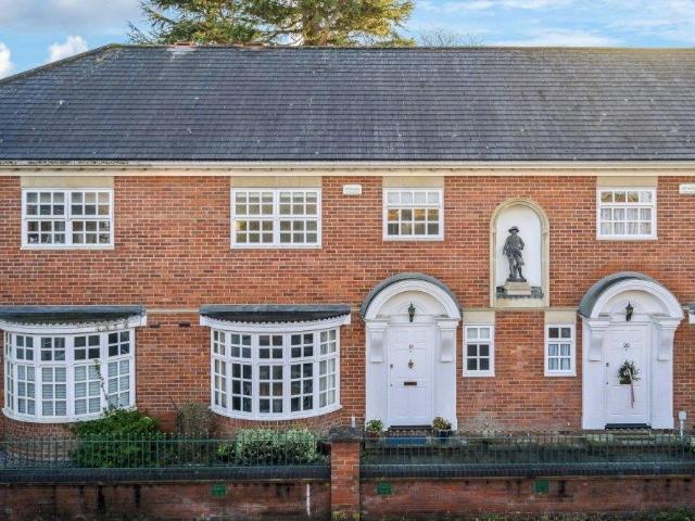 The Chyne, Gerrards Cross. 3 bed terraced house to rent £3,250 pcm £750 pw