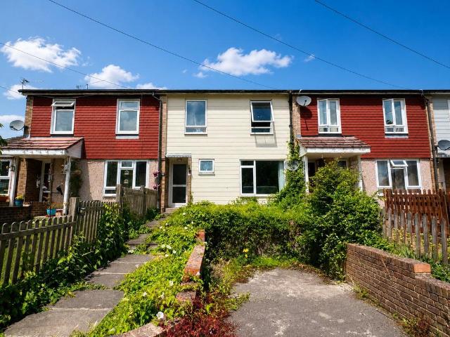 The Chantrys, Farnham, Surrey, GU9 4 bed terraced house to rent £2,250 pcm £519 pw