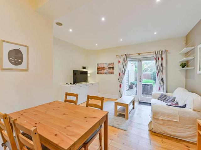The Chase, SW4, Clapham Common North. 1 bed flat to rent £3,500 pcm £808 pw