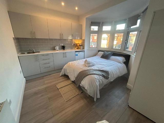 The Circle, London Studio to rent £1,436 pcm £331 pw