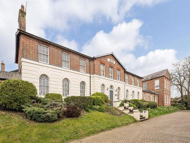 The Cloisters, Andover SP10, 1 bed flat to rent, £1,000 pcm | PrimeLocation