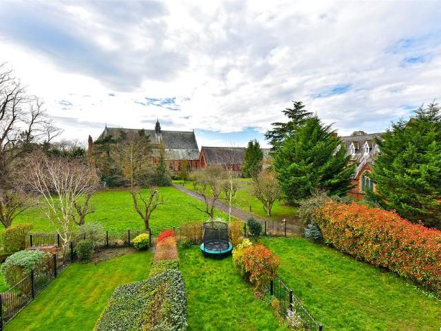 The Cloisters, Bridgeman Drive. 4 bed terraced house to rent £4,000 pcm £923 pw