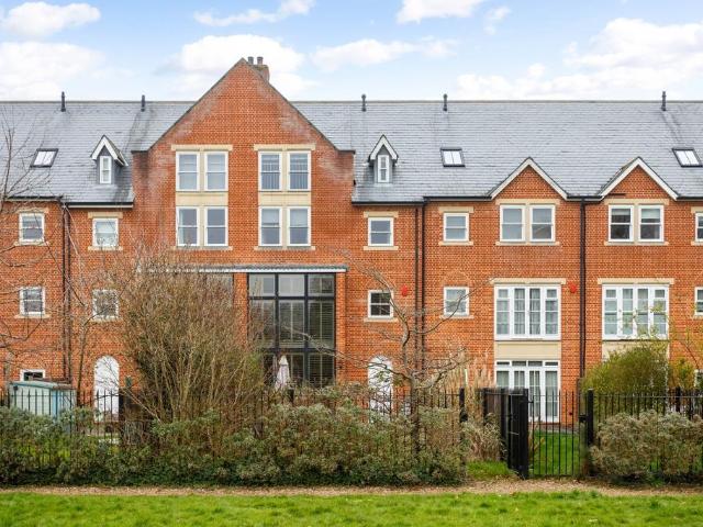 The Cloisters Bridgeman Drive SL4 4 bed townhouse to rent £4,500 pcm £1,038 pw