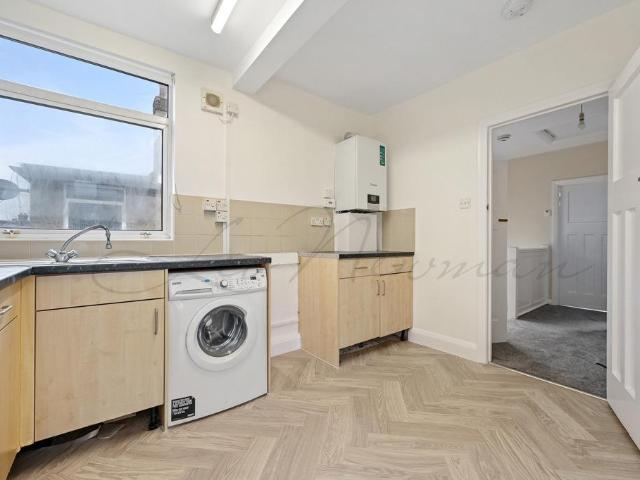 The Close, Eastcote, Pinner HA5 1 bed flat to rent £1,290 pcm £298 pw
