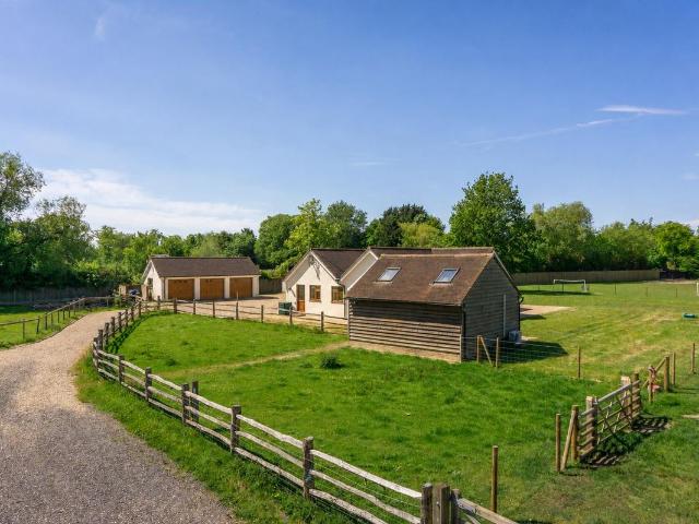 The Close, Horley RH6, 3 bed detached bungalow to rent, £4,000 pcm | PrimeLocation