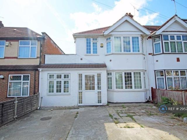 The Close, Isleworth, TW7 4 bed semi detached house to rent £2,960 pcm £683 pw