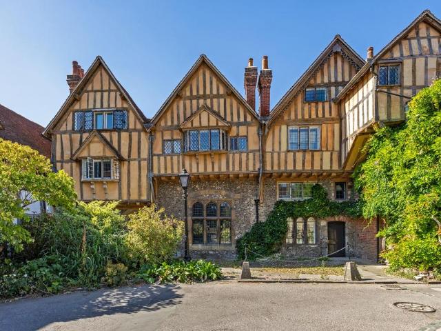 The Close, Winchester, SO23 5 bed terraced house to rent £7,000 pcm £1,615 pw