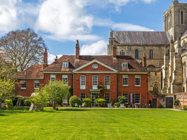 The Close, Winchester, SO23 8 bed detached house to rent £11,500 pcm £2,654 pw