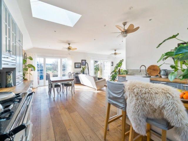 The Creek, Sunbury On Thames TW16 2 bed property to rent £2,450 pcm £565 pw