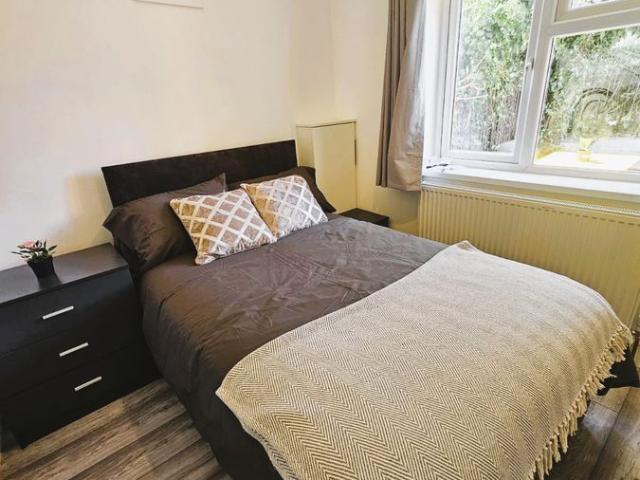 The Crescent, Acton W3, 1 bed property to rent, £900 pcm | PrimeLocation