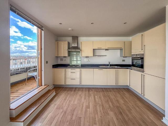 The Crescent, Bristol, BS1 2 bed apartment to rent £1,900 pcm £438 pw