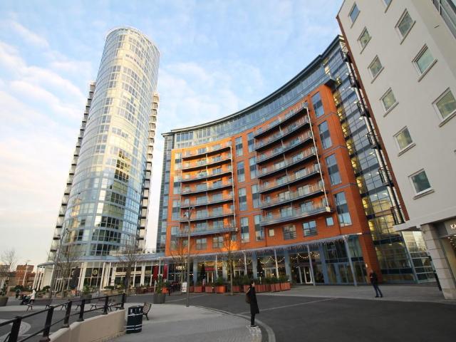 The Crescent, Gunwharf Quays 2 bed apartment to rent £1,850 pcm £427 pw