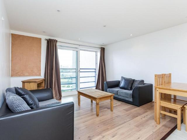 The Crescent, Gunwharf Quays. 2 bed flat to rent £1,650 pcm £381 pw