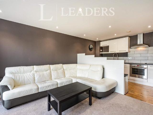 The Crescent, Gunwharf Quays, PO1 2 bed flat to rent £1,750 pcm £404 pw