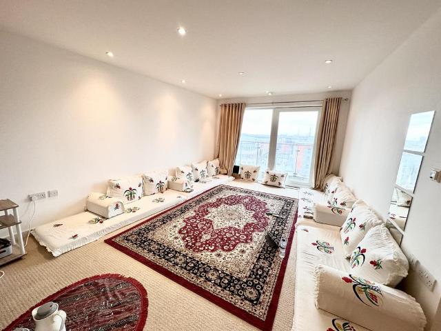 The Crescent, Gunwharf Quays, PO1 2 bed flat to rent £1,750 pcm £404 pw