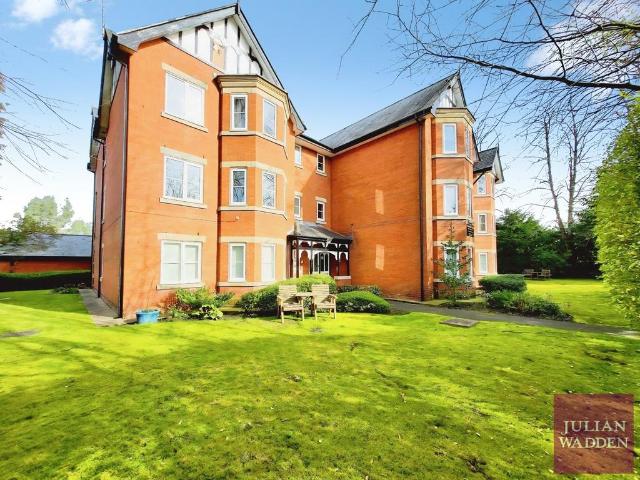 The Crescent, Davenport, Stockport, SK3 2 bed flat to rent £1,475 pcm £340 pw