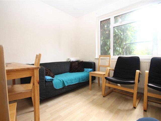 The Crescent, Egham, Surrey, TW20 4 bed semi detached house to rent £2,250 pcm £519 pw