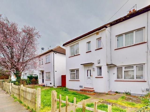 The Crescent, Hayes UB3, 2 bed flat to rent, £1,675 pcm | PrimeLocation