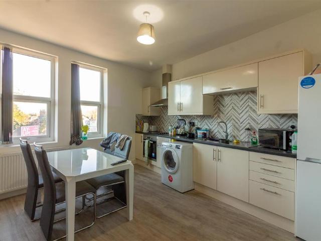 The Crescent, Hyde Park, Leeds 3 bed flat to rent £1,690 pcm £390 pw