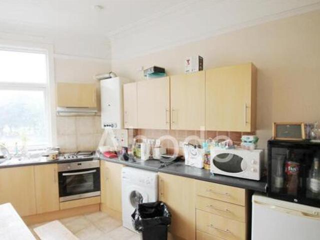 The Crescent, Hyde Park, 3 Bedroom Flat