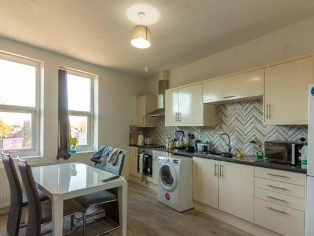 The Crescent, Hyde Park, 3 Bedroom Flat