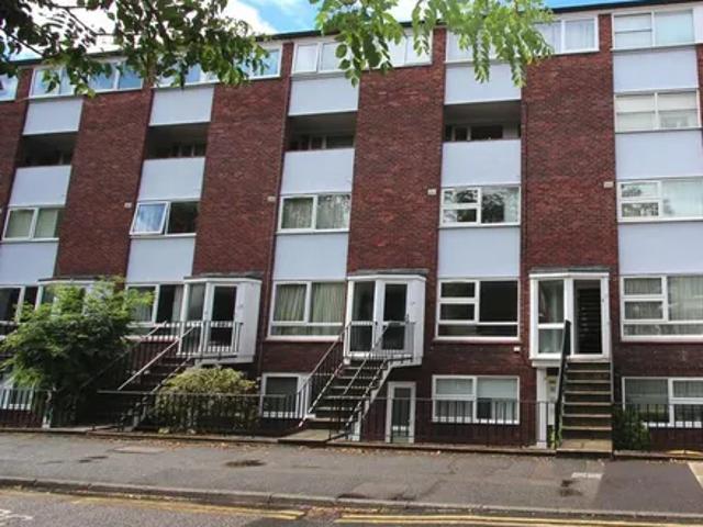 The Crescent, London, KT6 4BS, United Kingdom | 4 bed apartment for rent #19163860 | Rentberry