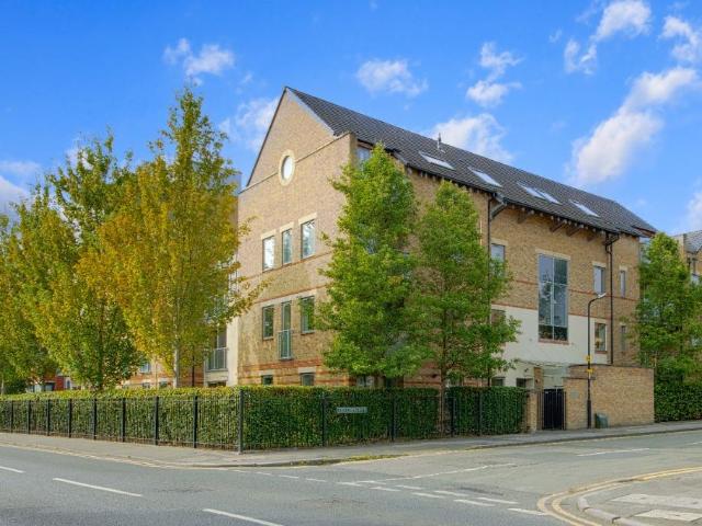 The Crescent, Maidenhead, SL6 2 bed flat to rent £1,650 pcm £381 pw