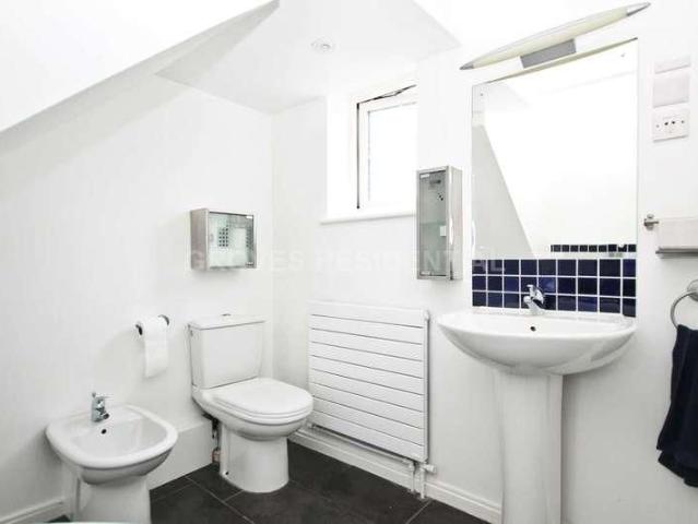 The Crescent, New Malden, KT3
