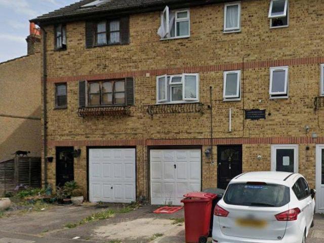 The Crescent, Slough 3 bed semi detached house to rent £2,800 pcm £646 pw