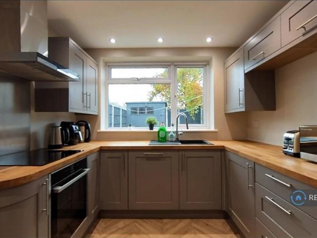 The Crescent, Stapleford, Nottingham. 3 bed semi detached house to rent £1,380 pcm £318 pw