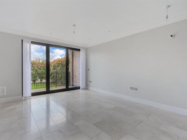 The Crescent, Station Road, Woldingham CR3, 2 bed flat to rent, £2,000 pcm | PrimeLocation