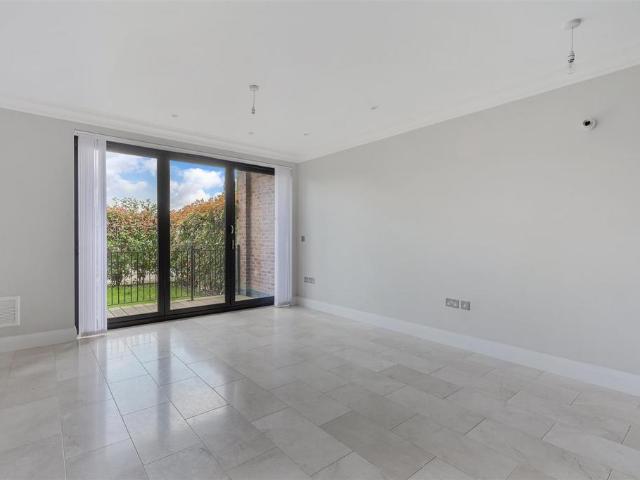 The Crescent, Station Road. 2 bed apartment to rent £2,000 pcm £462 pw