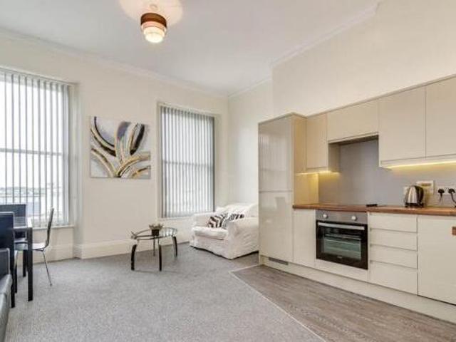 the Crescent, Plymouth, 2 Bedroom Flat