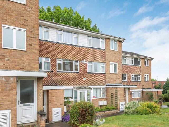 The Croft, London W5 2 bed maisonette to rent £2,500 pcm £577 pw