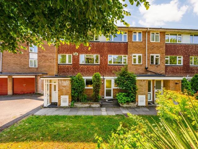The Croft, London W5 2 bed flat to rent £2,400 pcm £554 pw