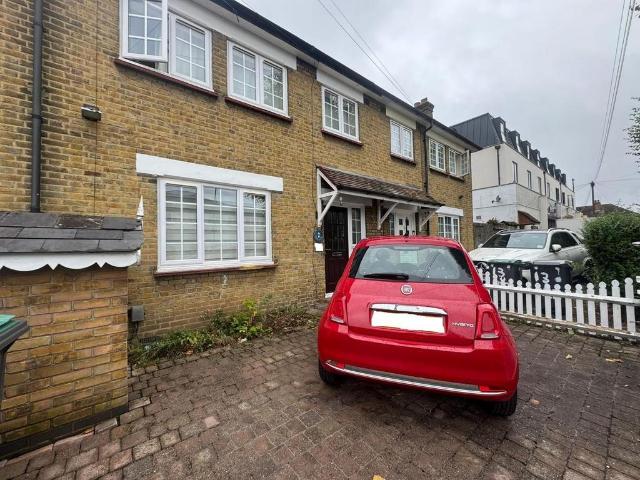 The Crossway, London 3 bed detached house to rent £2,650 pcm £612 pw