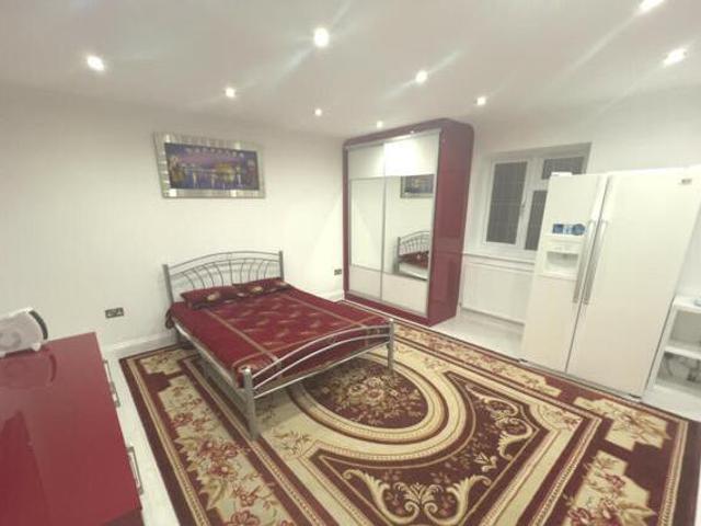 The Crossways, Hounslow, Studio Flat For