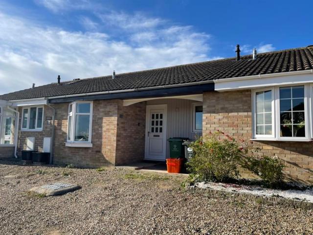 The Cullerns, Highworth, Swindon SN6, 2 bed bungalow to rent, £1,100 pcm | PrimeLocation