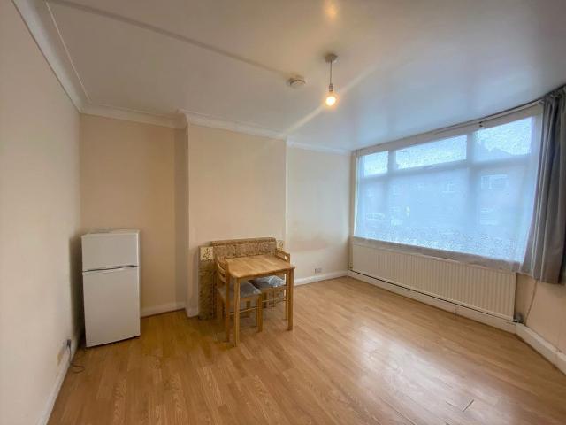 The Approach, Acton W3, 1 bed semi detached house to rent, £850 pcm | PrimeLocation