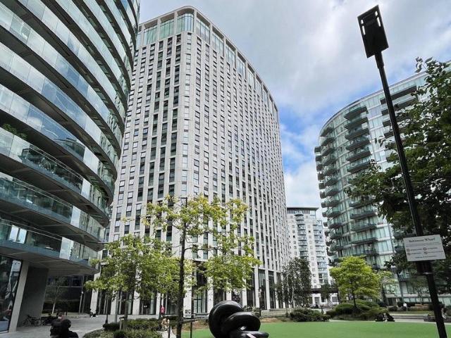 The Ark, Crossharbour Plaza, Canary. Studio to rent £1,599 pcm £369 pw