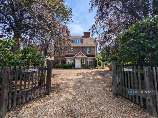 The Avenue, Ascot, SL5 8 bed detached house to rent £5,000 pcm £1,154 pw