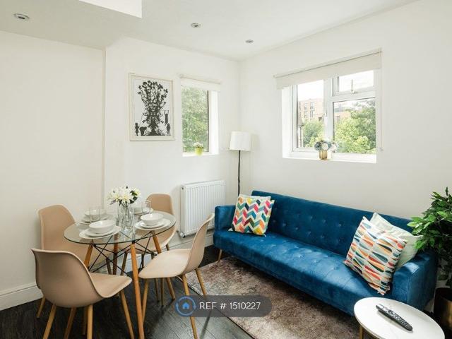 The Avenue, Coulsdon CR5, 2 bed flat to rent, £1,700 pcm | PrimeLocation