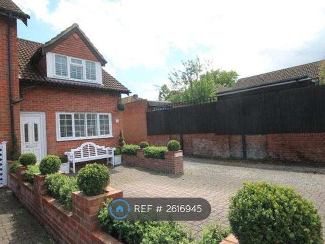 The Avenue, Liphook GU30, 2 bed end terrace house to rent, £1,350 pcm | PrimeLocation
