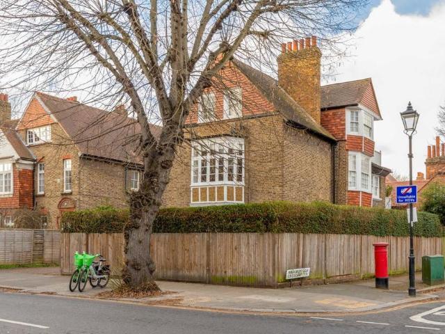 The Avenue, London W4 1 bed flat to rent £2,100 pcm £485 pw