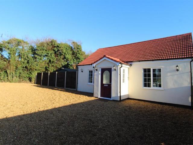 The Avenue, Thetford IP26 4 bed detached bungalow to rent £2,350 pcm £542 pw