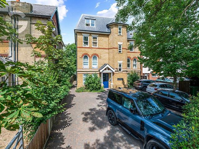 The Avenue, Worcester Park KT4, 2 bed flat to rent, £1,750 pcm | PrimeLocation