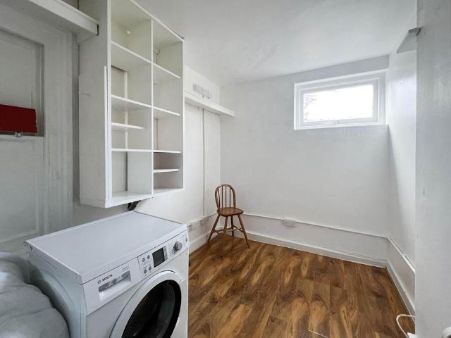 The Avenue, Worcester Park Studio to rent £1,000 pcm £231 pw