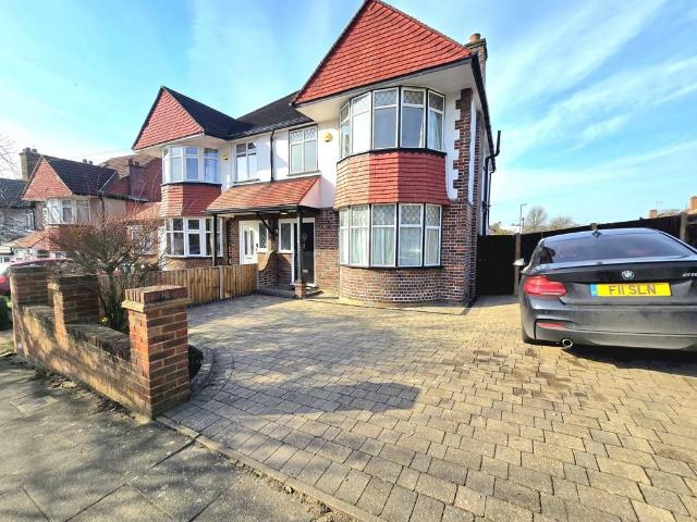 The Avenue 3 bed semi detached house to rent £2,600 pcm £600 pw